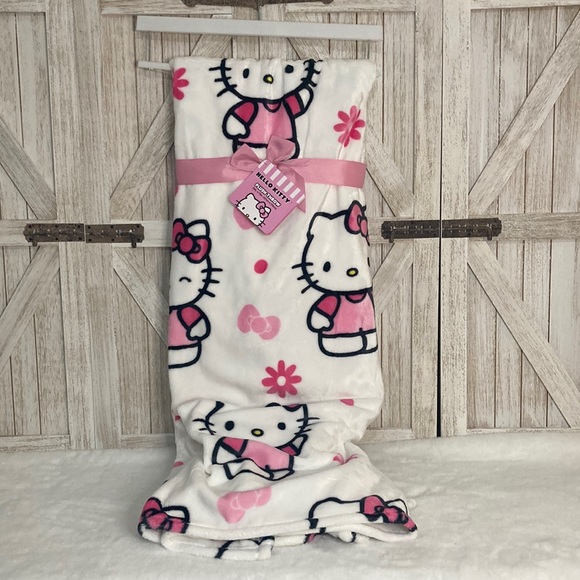Hello Kitty | Bedding | Hello Kitty Daisy And Bow Plush Throw | Poshmark